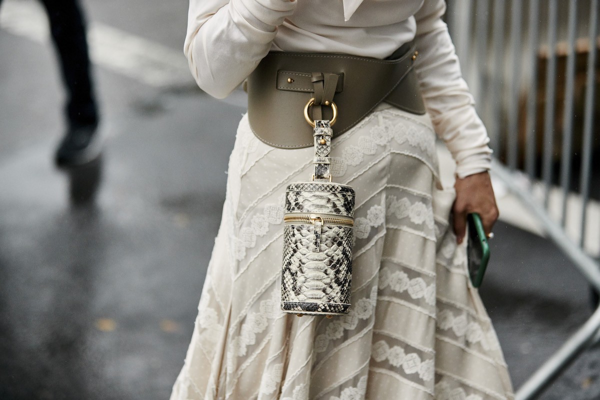 Pochetes dominam o street style da temporada | Tendência | Vogue