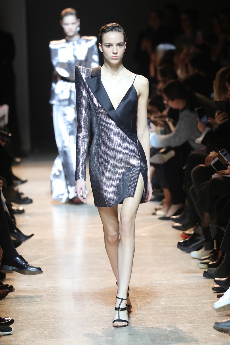 Mugler passeia em seu habitat natural com inverno 2018 oitentista ...