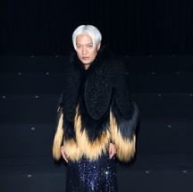 Idris Elba aposta em terno turquesa para desfile da Gucci; veja ...