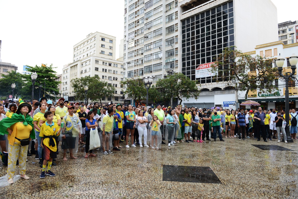 Sob chuva, 2,5 mil acompanham segunda vitória do Brasil por telão no Centro de Campinas; fotos ...