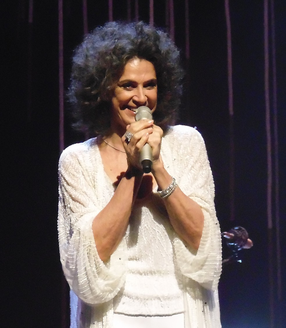 Cheia de vida, Simone canta Ivan Lins em show derivado do encontro em ...