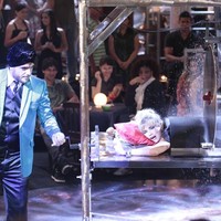 Valéria (Ellen Roche) é 'serrada viva' em show do Professor Astro - Vem ...