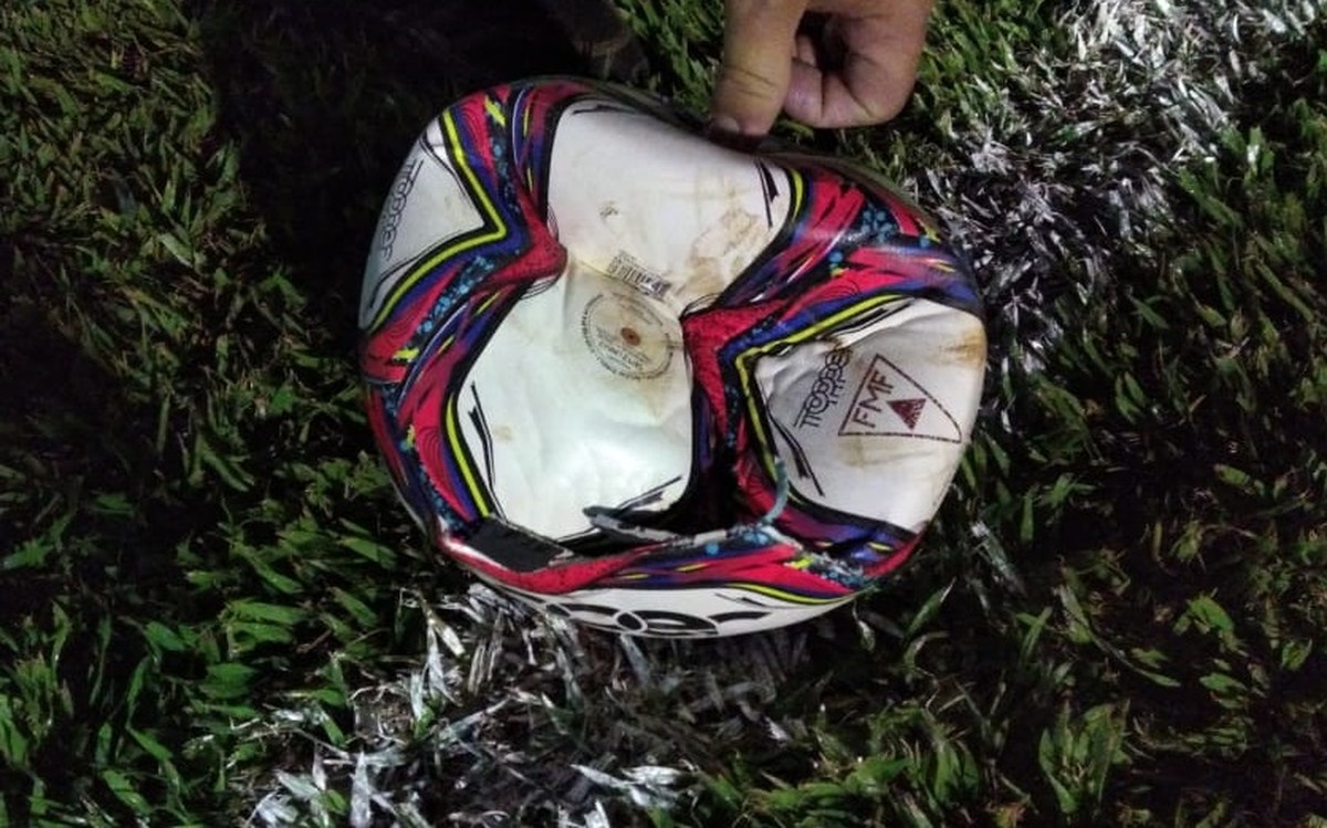 Bola estoura após dividida entre jogadores no Campeonato Mineiro; veja ...