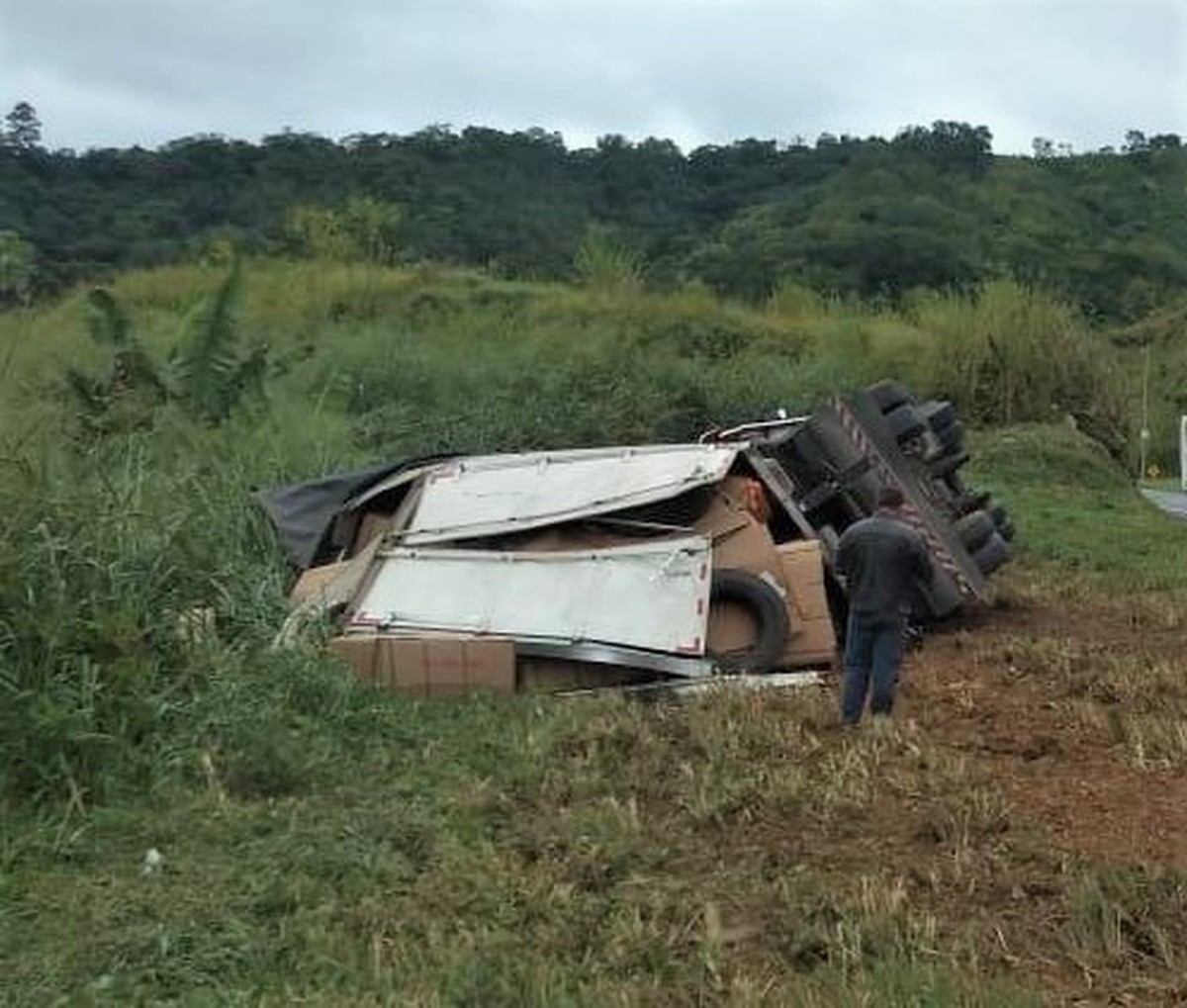 Tombamento de carreta em canteiro de rodovia de SP deixa duas pessoas feridas | Santos e Região | G1