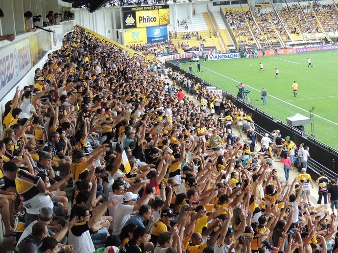 Uma hora antes de a bola rolar, torcida do Criciúma canta e faz 'ola ...