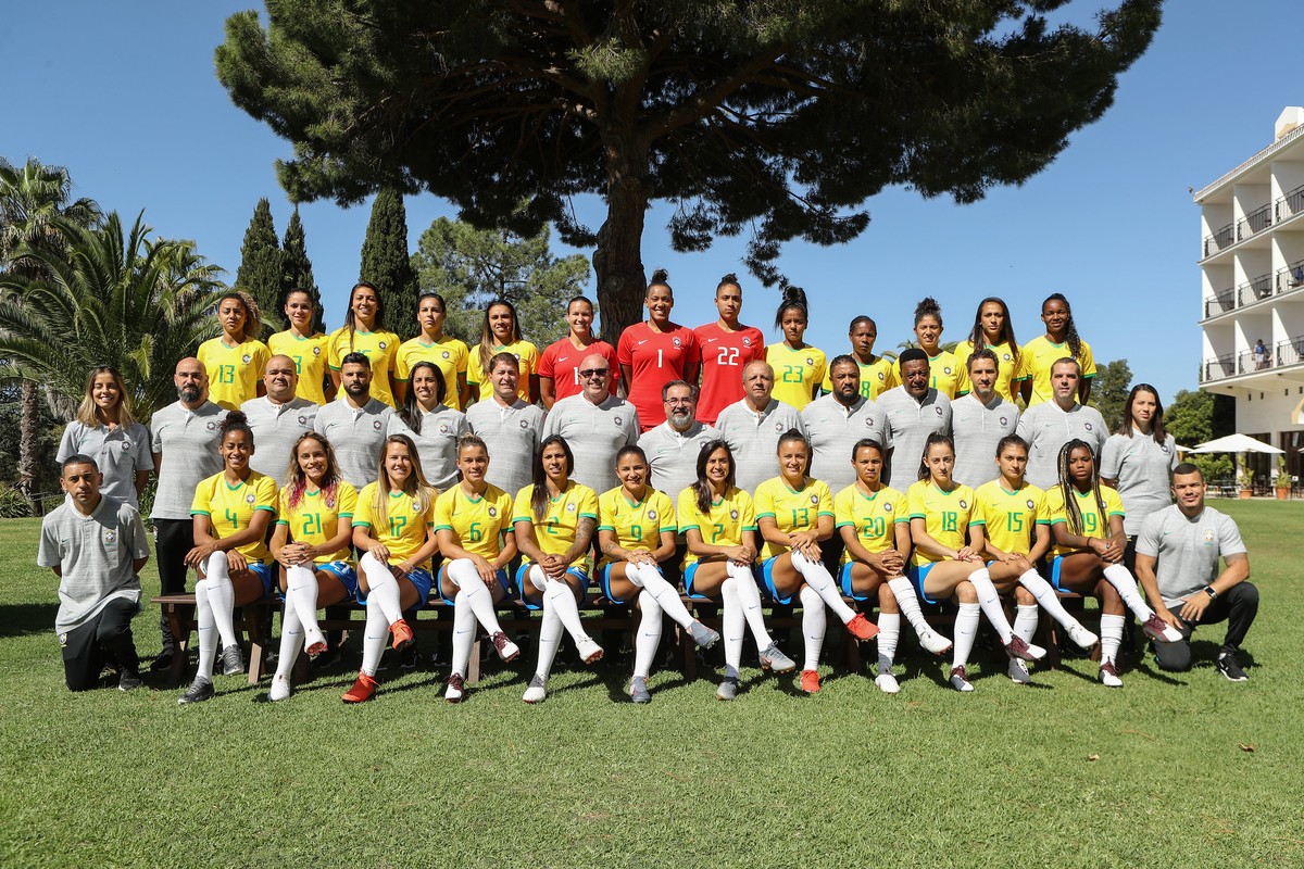Pausa Para Pose Jogadoras E Comissão Técnica Tiram Fotos Oficiais Da
