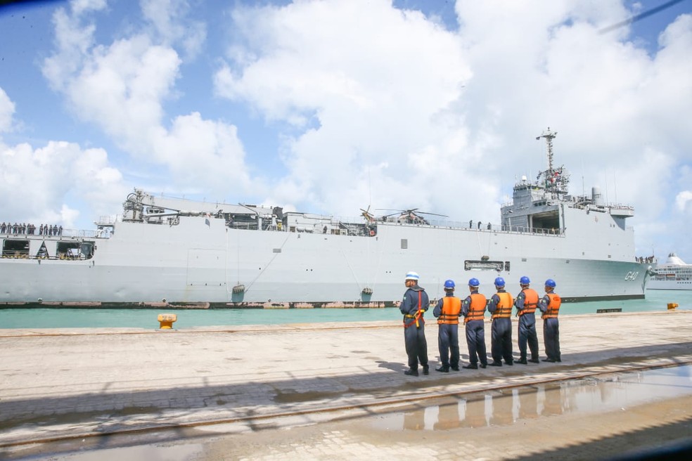 Fila para visitar 2º maior navio da Marinha em Fortaleza dobra ...