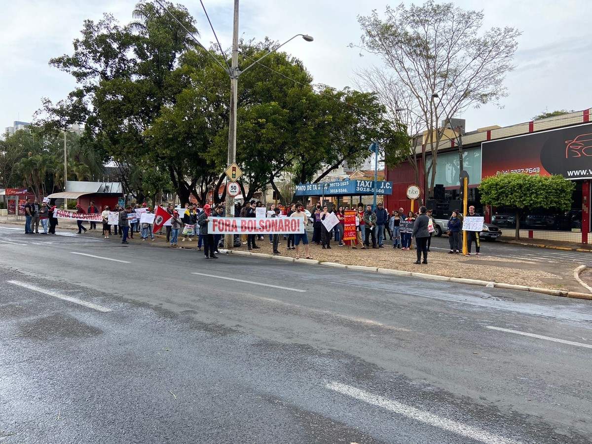 Moradores fazem protesto contra e a favor do governo Bolsonaro em Bauru ...