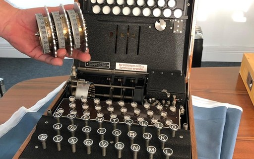 Ícone da criptografia na 2ª Guerra Mundial, máquina Enigma tem exemplar ...