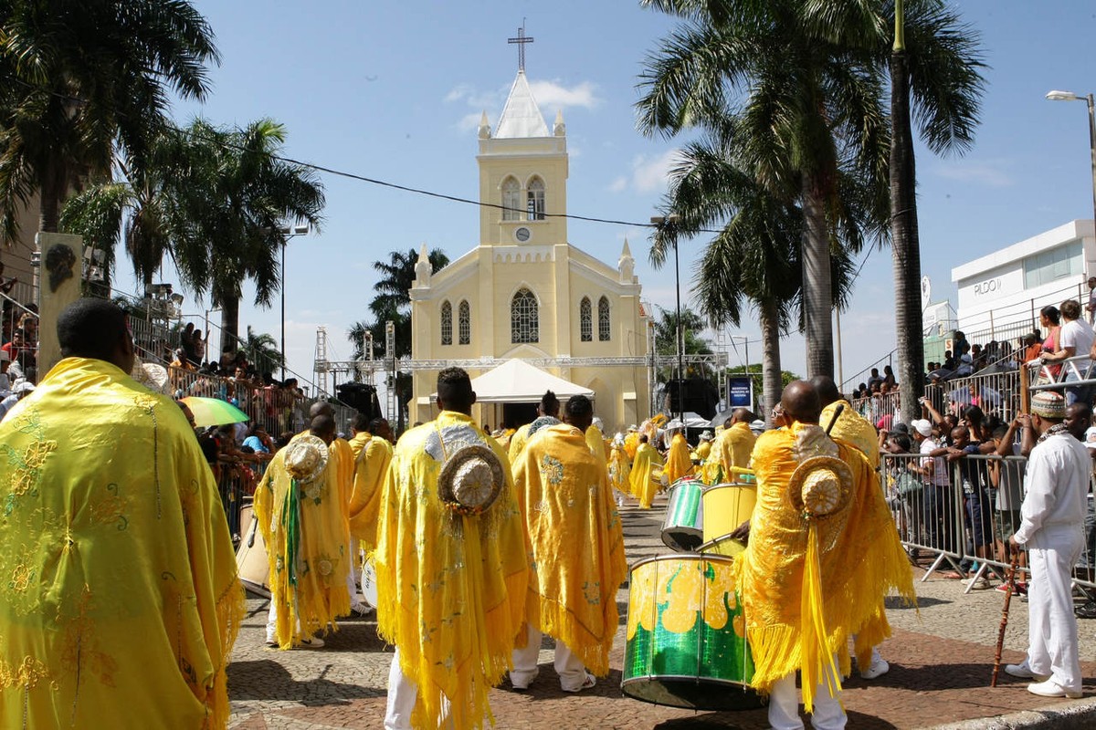 Celebração da Bandeira de Aviso marca início da Festa do Congado em ...