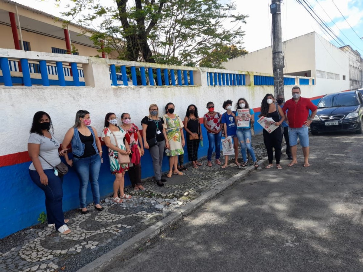 Pais de alunos de Colégio da PM em Salvador protestam e relatam casos ...