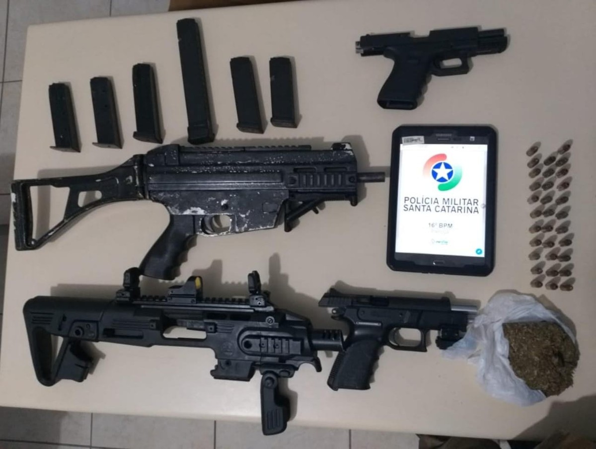 Pm Apreende Submetralhadora Pistolas E Maconha Em Quitinete Em Sc