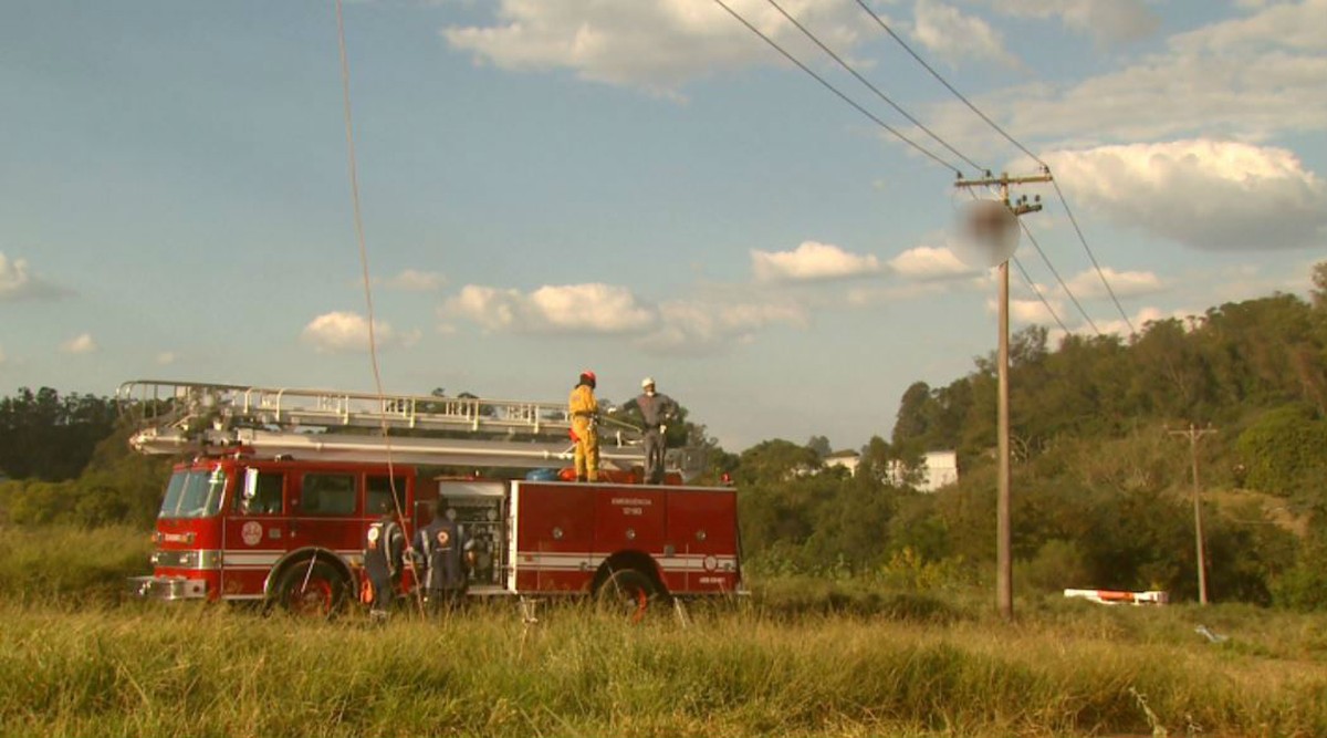 Homem Morre Eletrocutado E Corpo Fica Pendurado Em Poste Em São Carlos