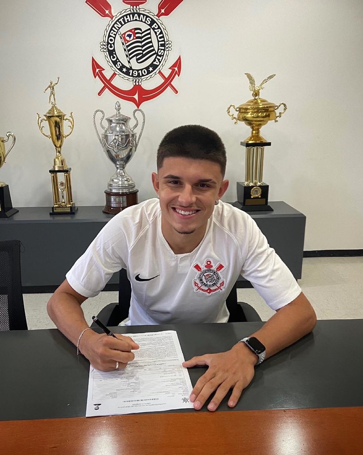 Corinthians assina primeiro contrato profissional de Léo Mana, promessa ...