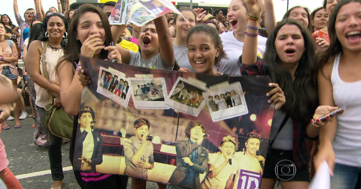 G1 - Multidão de fãs se reúne em hotel de One Direction e fecha rua no ...