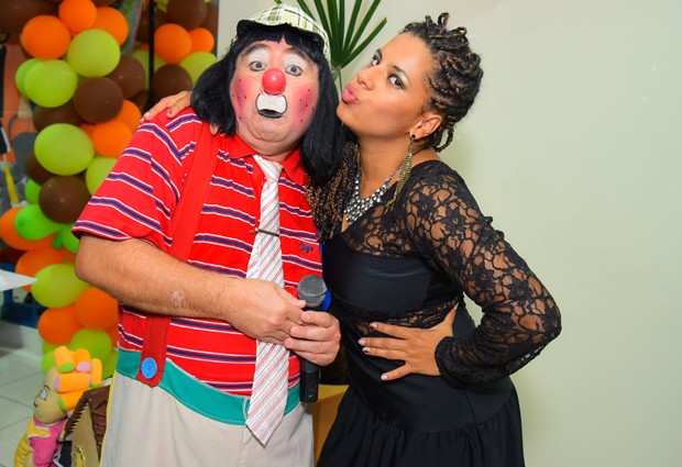 Ex-BBB Janaína do Mar supera fobia de palhaços e posa com eles em festa ...