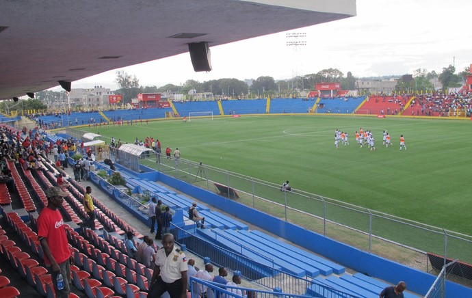 Taça da Copa do Mundo se despede do Haiti em estádio do jogo da paz ...