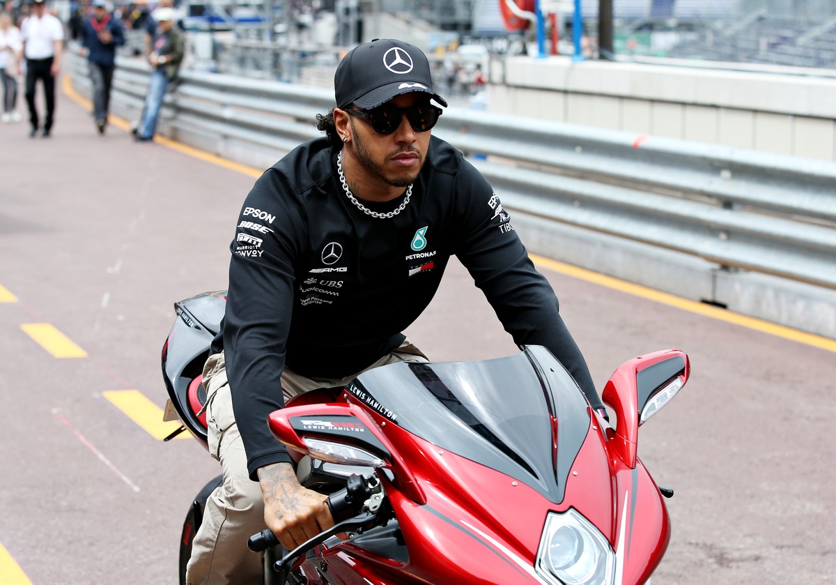 De cara fechada, Lewis Hamilton chega à pista de Mônaco de moto e acaba ...