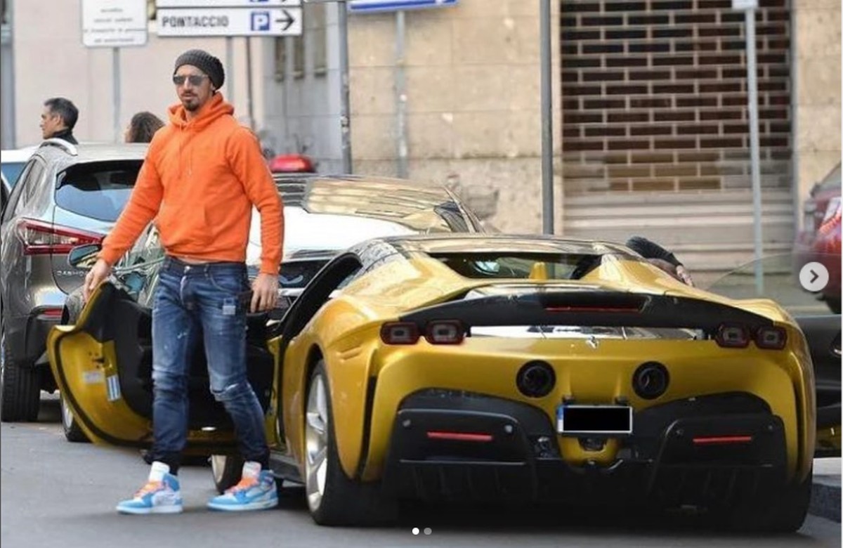 Ibrahimović roda com sua nova Ferrari dourada de R$ 3 milhões e 1.000 ...