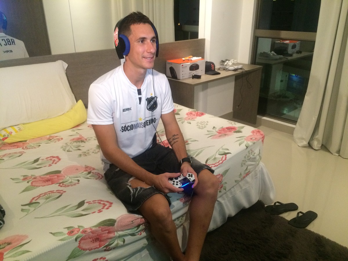 Entre videogame e colo da mãe, Higor Leite passa a limpo carreira e ...