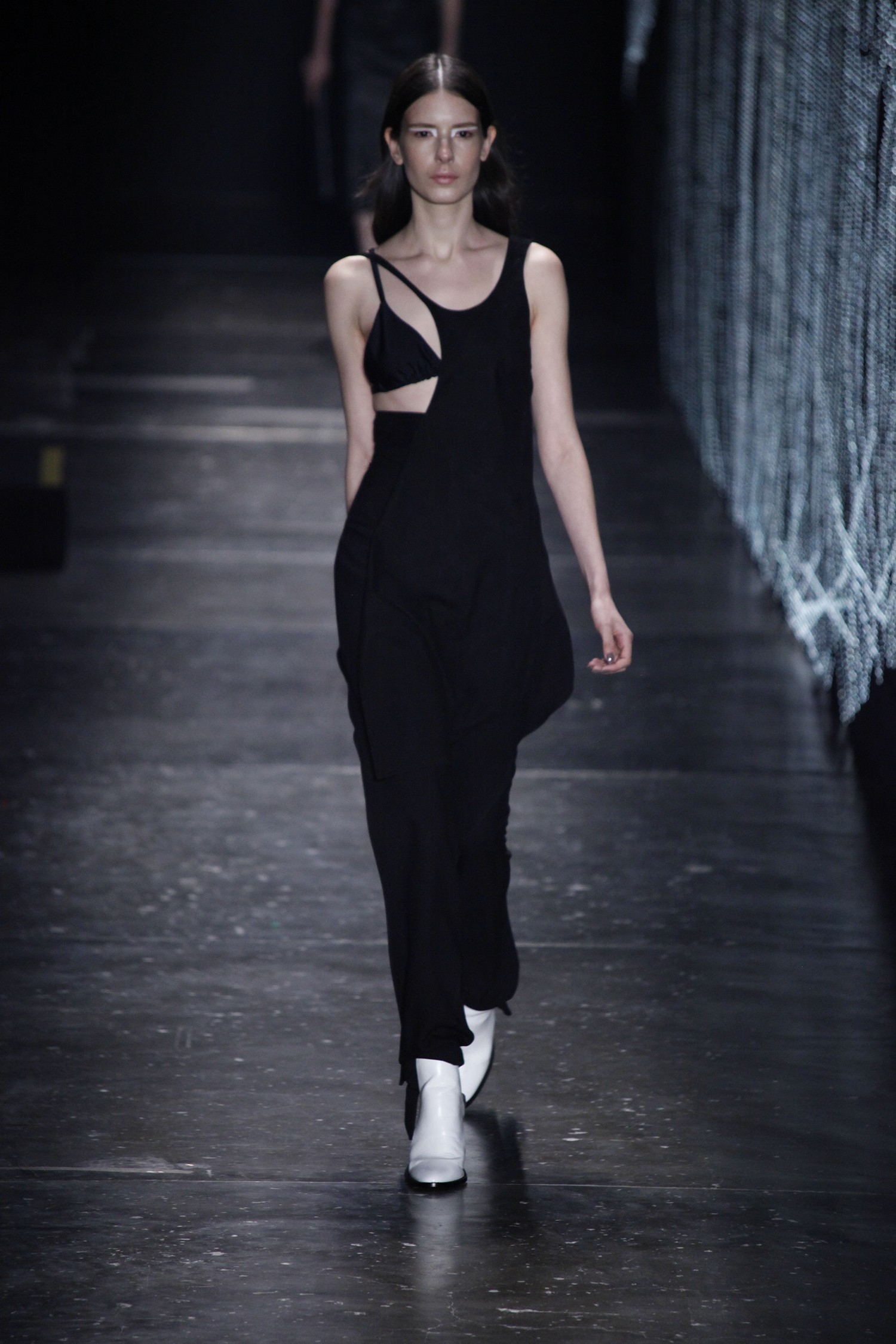 Ratier segue em sua trilha minimalista cool | Desfiles | Vogue