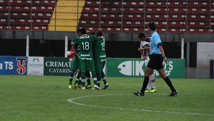 Roni faz, põe fim à artilharia da defesa e tenta se manter após começo ...
