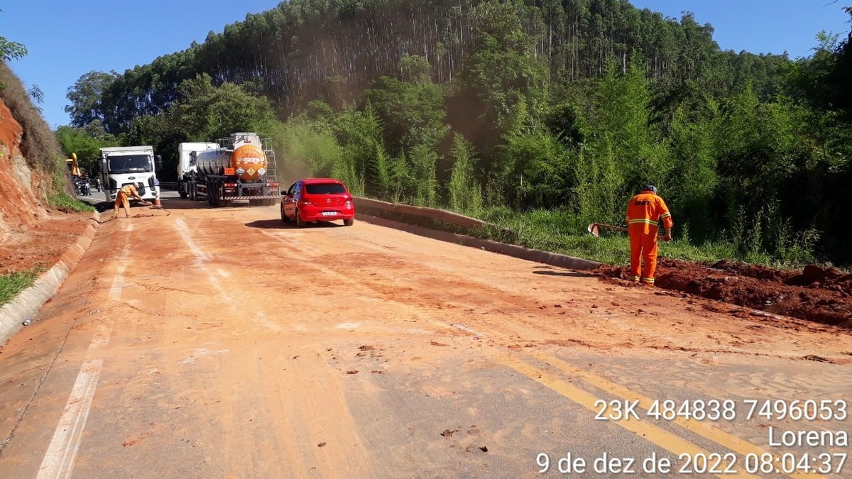 BR-459 registra deslizamento de terra em dois trechos em Lorena, SP ...