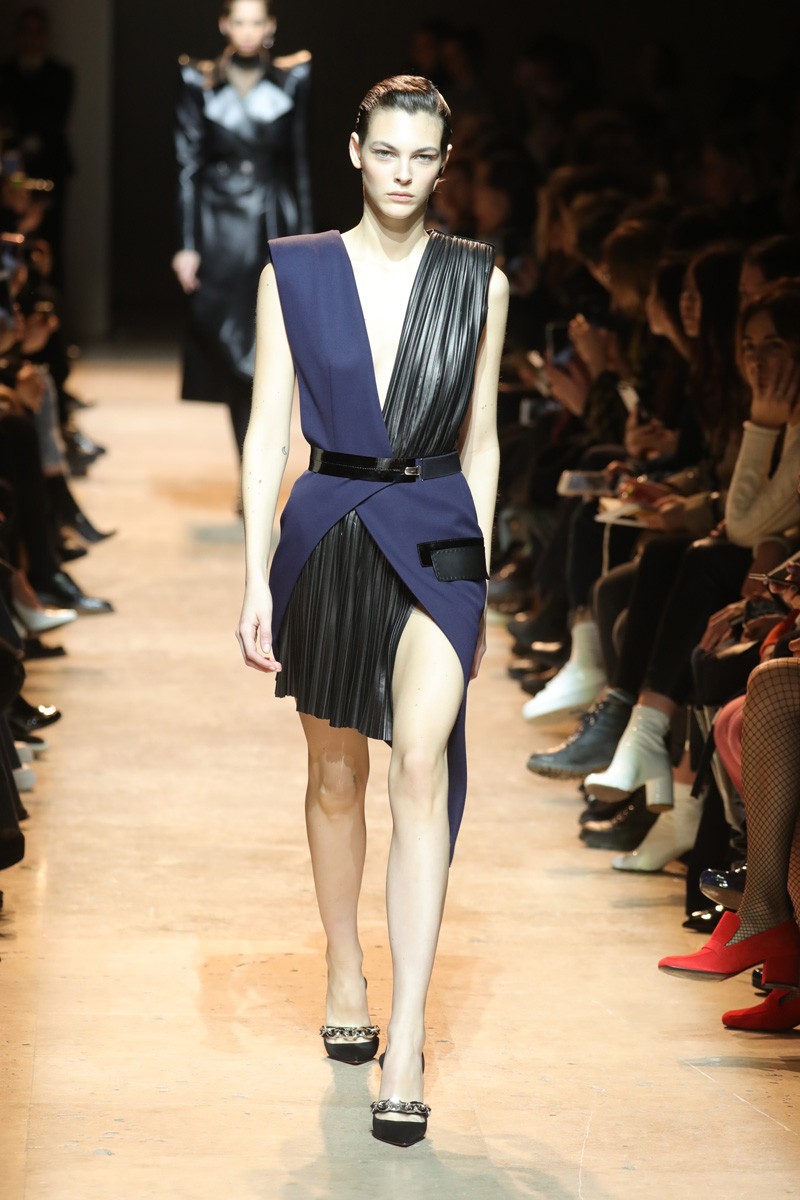 Mugler passeia em seu habitat natural com inverno 2018 oitentista ...