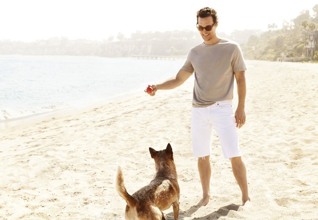 Matthew McCounaghey posa para campanha em Malibu - Quem | Moda