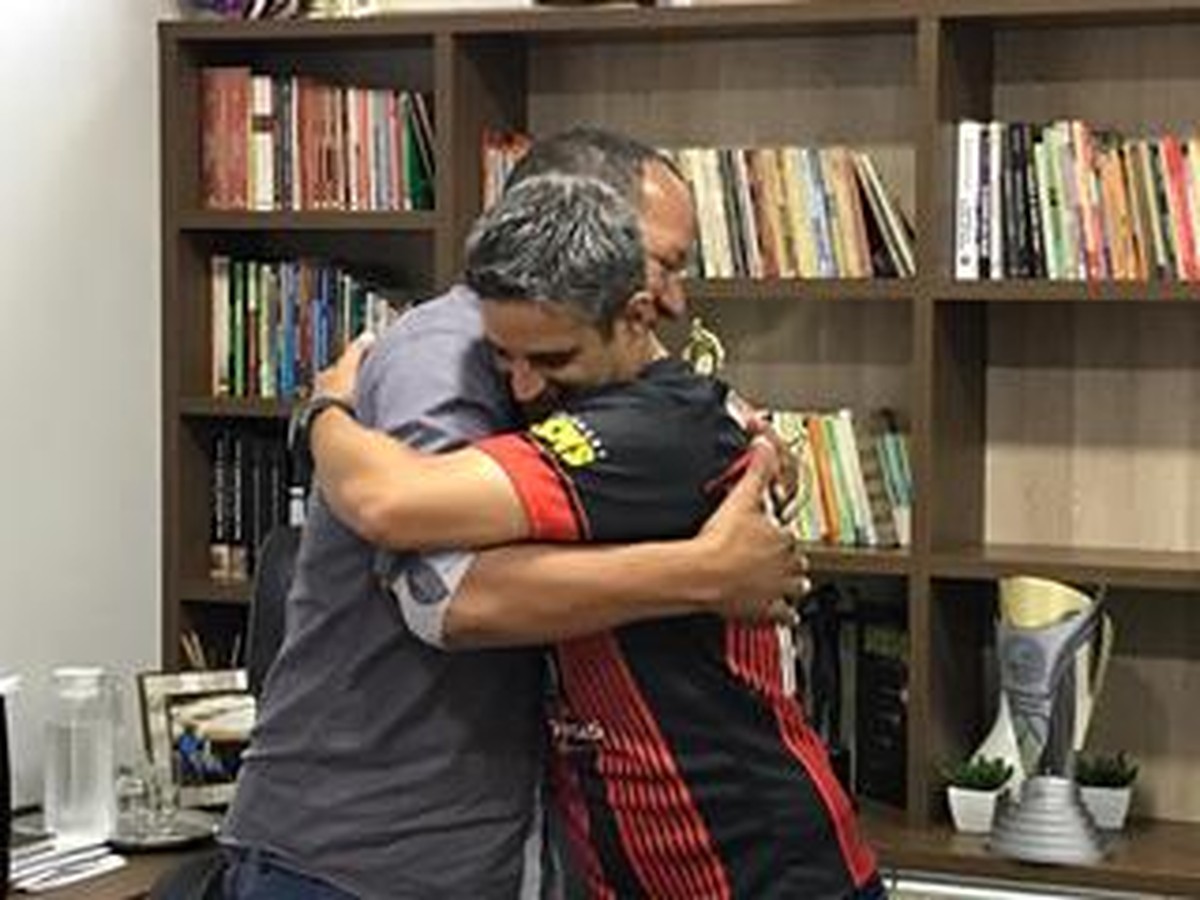 Técnico André Alexandre deixa comando do Furacão Sub-20 | ro | ge