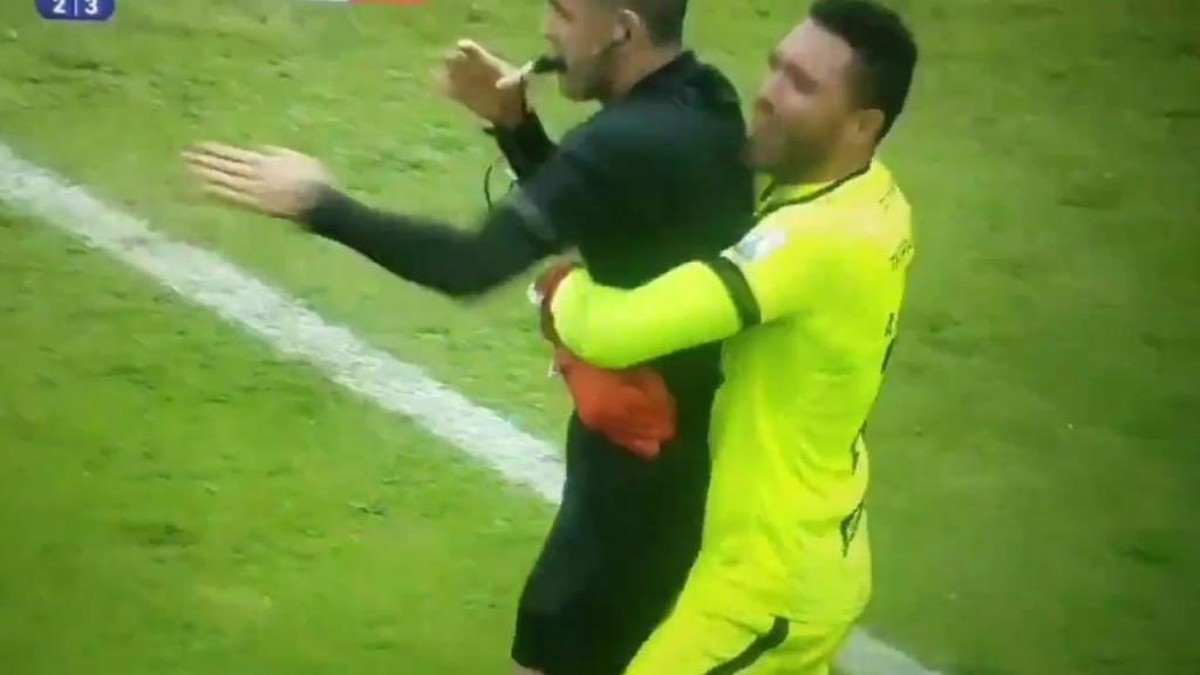 Goleiro se empolga com título colombiano e agarra árbitro, que fica ...