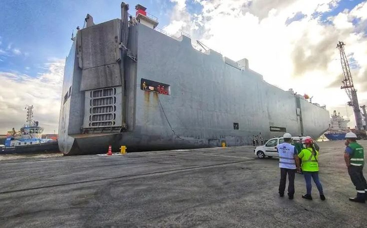 Navio cargueiro com estrutura especializada traz carregamento de carros ...