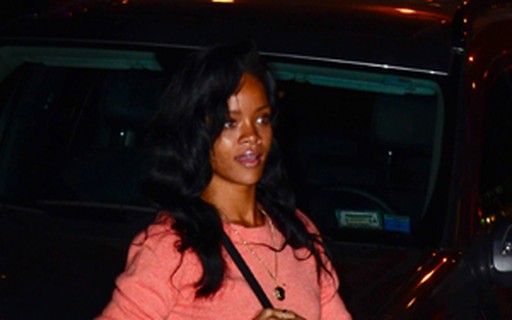Rihanna usa meia-calça rasgada e mostra as pernas em NY - Quem | QUEM News