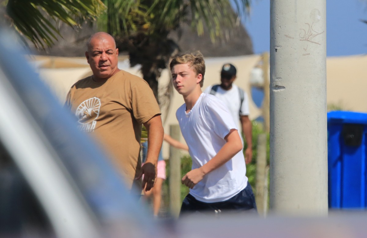 Filho de Angélica e Luciano Huck, Benício curte orla de praia no Rio ...