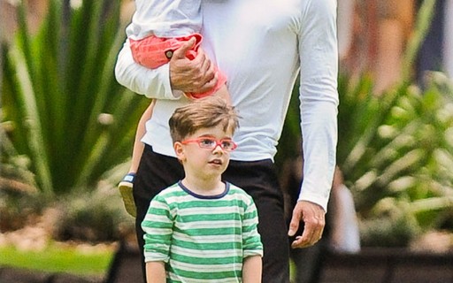 Paizão! Ricky Martin brinca com os filhos em parque - Quem | QUEM News