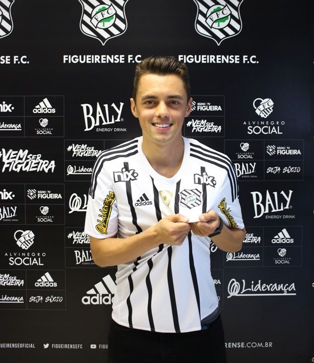 Feliz por retorno ao Brasil, lateral Matheus Ribeiro é apresentado no ...
