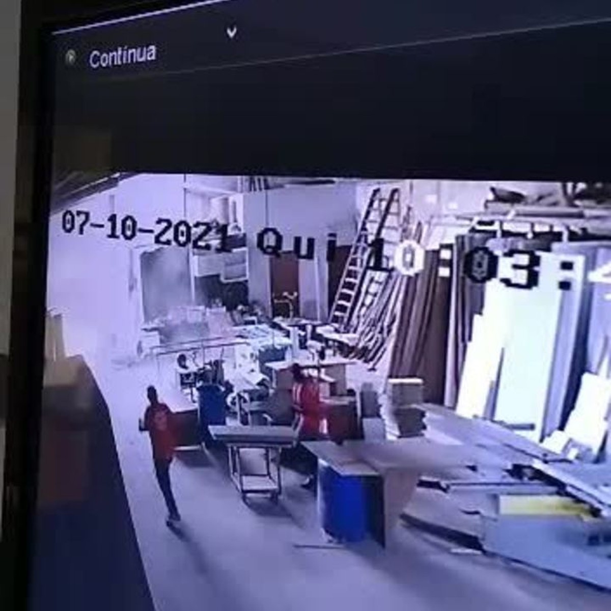 VÍdeo Trabalhador Cai De Telhado De Marcenaria E Fica Ferido No Bairro