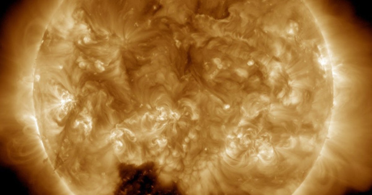 G1 - Sol começa o ano com enorme 'buraco' perto do polo sul do astro ...