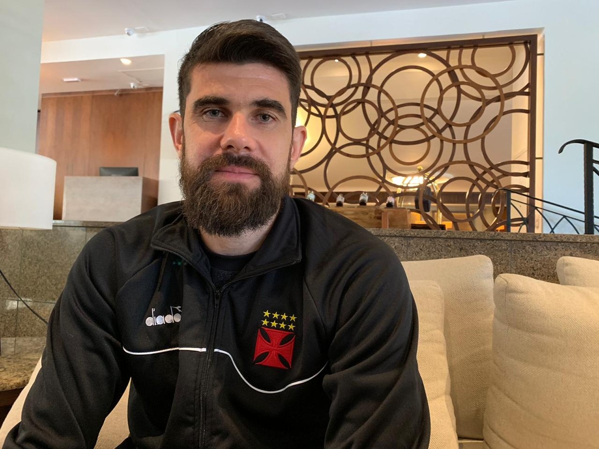 Fernando Miguel se guia por equilíbrio e comenta fase difícil do Vasco ...