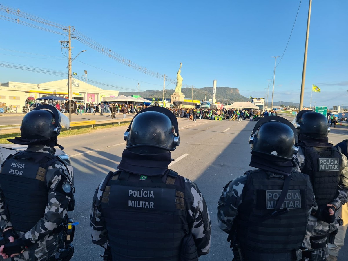 PRF usa bomba de efeito moral para liberar bloqueio em rodovia de SC ...