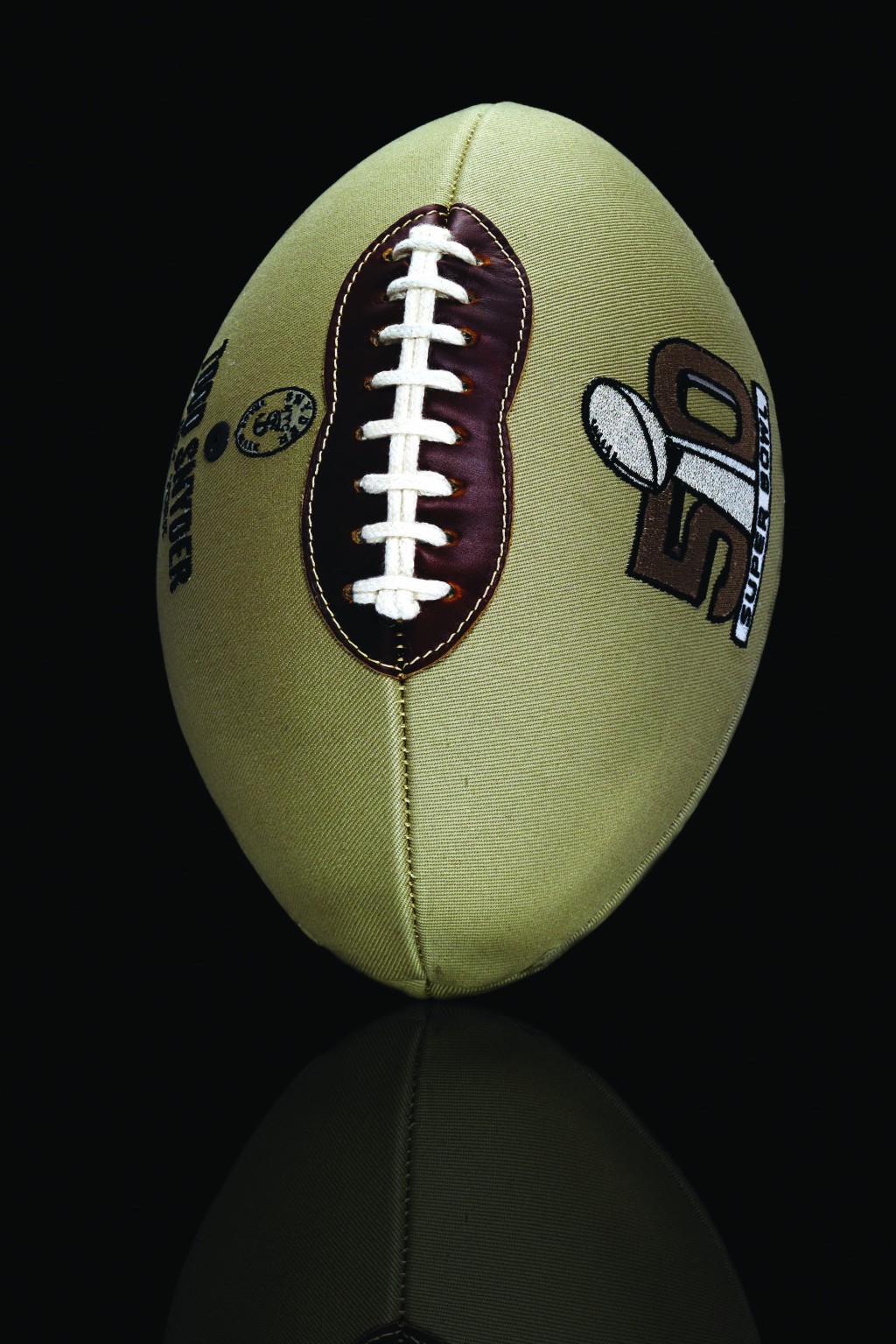 Estilistas customizam footballs para o 50º SuperBowl | Moda | vogue