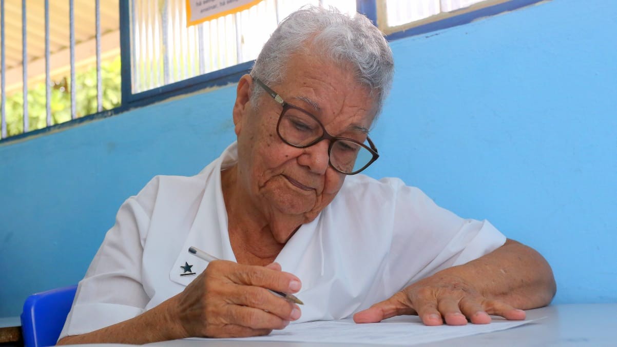 Aluna mais idosa da rede estadual entrou para o curso Normal esse ano ...
