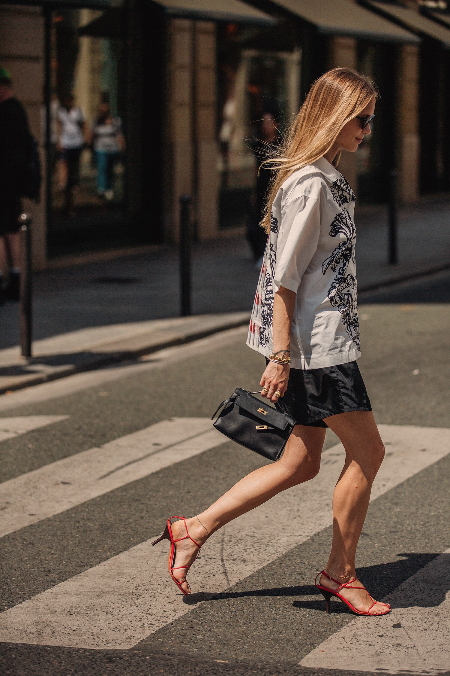 Haute verão: como os fashionistas driblaram o calor pelas ruas de Paris ...