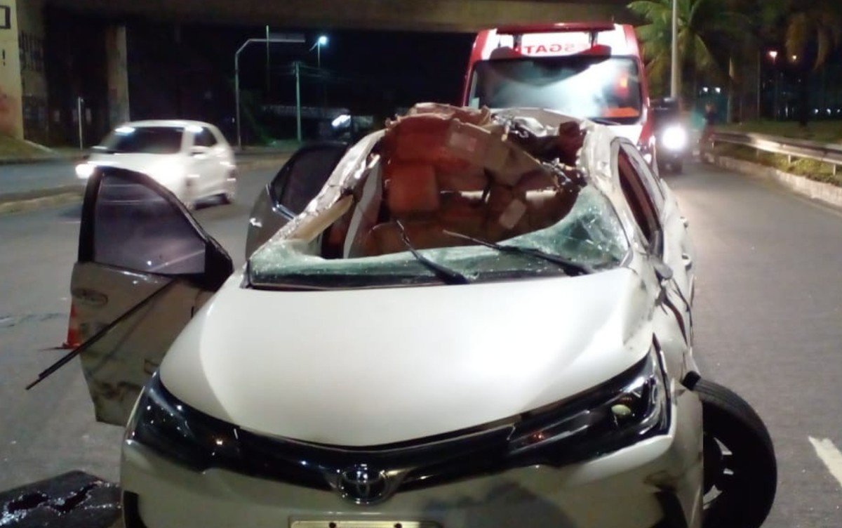 Motorista morre após bater em carro e poste na Avenida Paralela, em Salvador | Bahia | G1