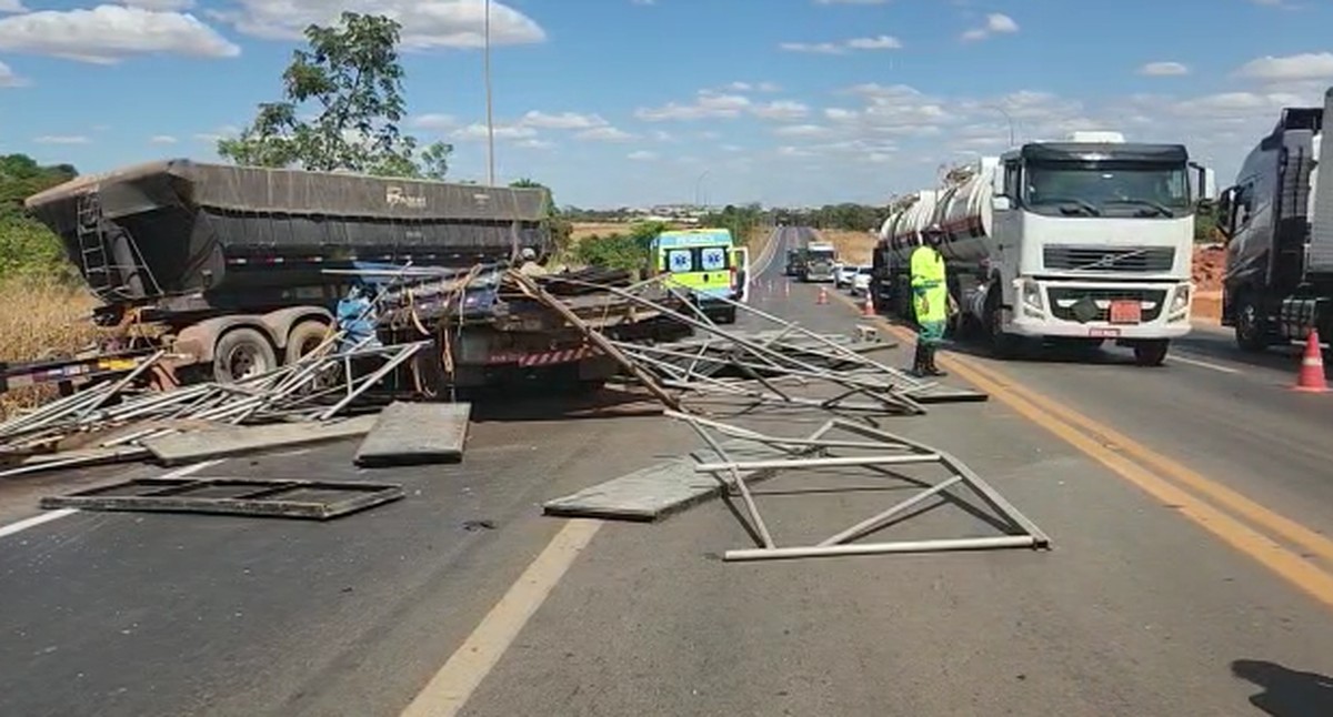 Motorista morre em acidente entre carreta e caminhão na BR-163 em MT | Mato Grosso | G1