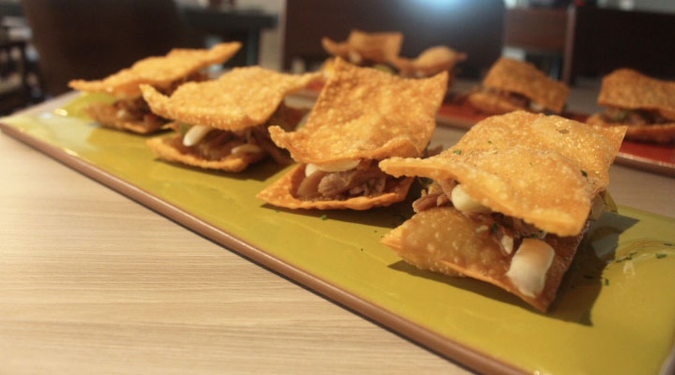 Pastel aberto de pernil é diferente e surpreende de tão crocante ...