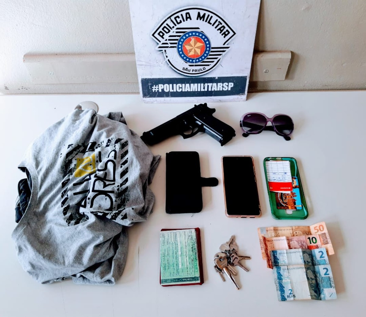 Polícia prende suspeito de roubar vítimas obrigando a fazer ...