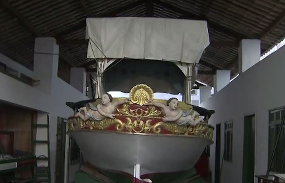 Galeota é levada ao mar para iniciar festejos a Bom Jesus dos ...