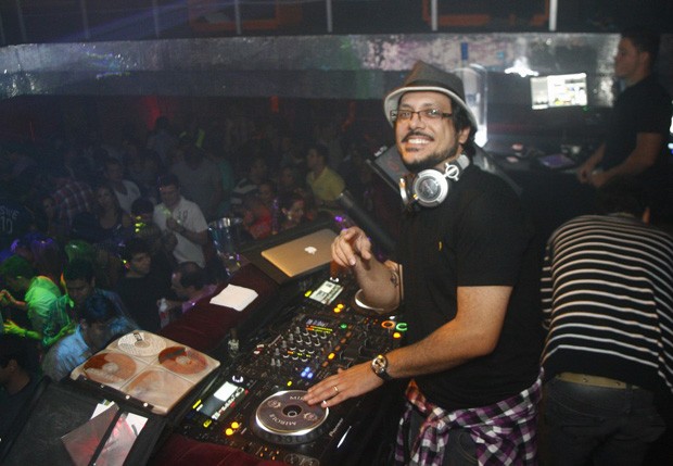 Lúcio Mauro Filho se arrisca como DJ e recebe amigos em festa - Quem ...