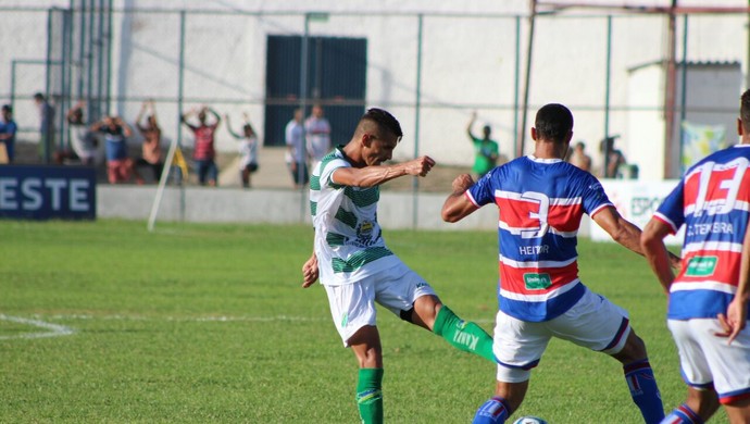 Gramado ruim e baixo nível técnico: Altos e Fortaleza ficam no 1 a 1